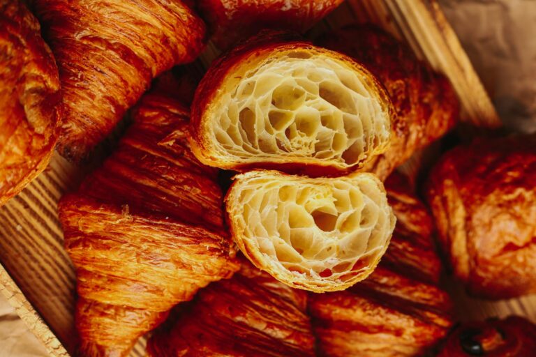Storia del croissant: dal kipferl austriaco al simbolo della Francia ...