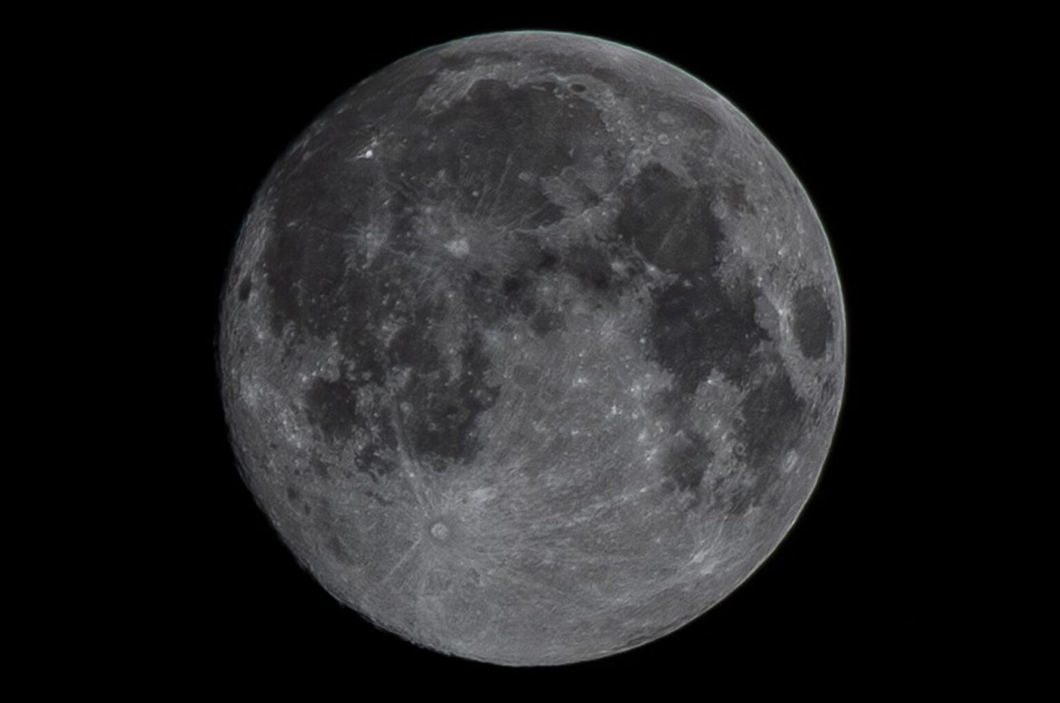 La Luna si allontana dalla Terra di 3,8 cm ogni anno - Curiosando si impara